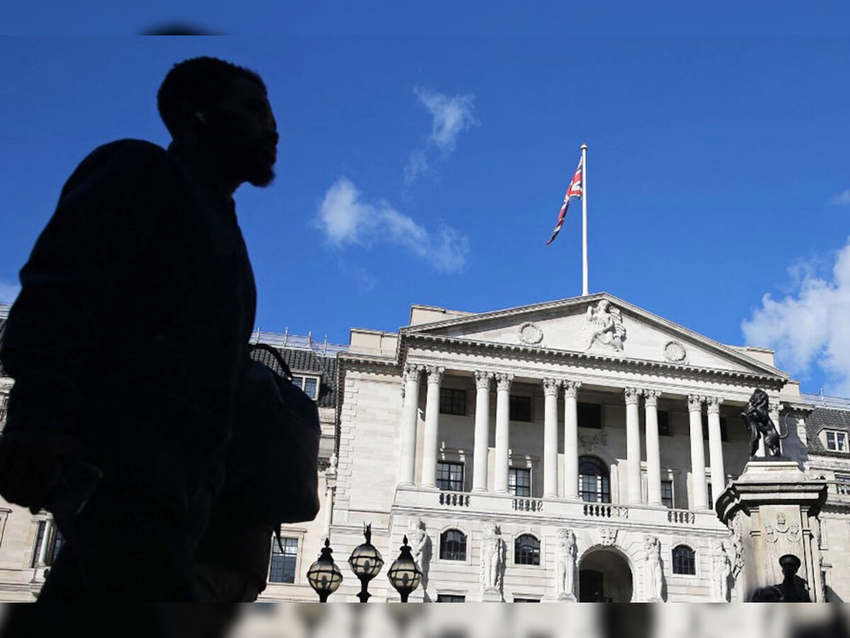 UK Credit Rating: Fitch lowers outlook for UK rating from 'stable' to ...