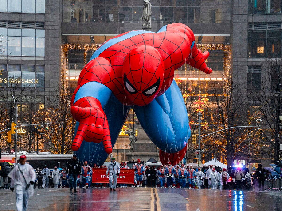 Photo of the day: Spider-Man at Macy's Thanksgiving parade